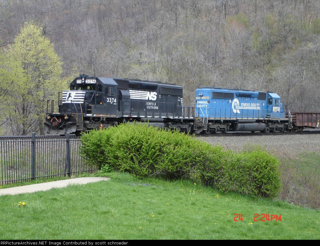 NS 3374 & NS 3380 push an EB Manifest Train around the curve